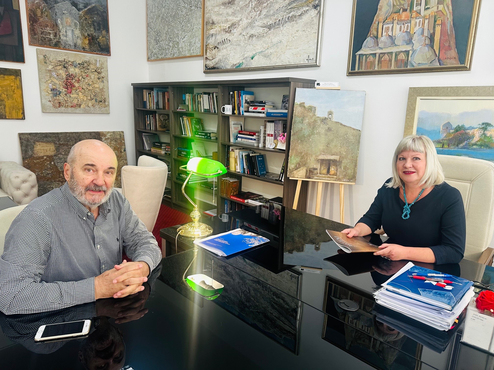 Ninoslav Verber presented to Minister Vlaisavljević this year’s ...